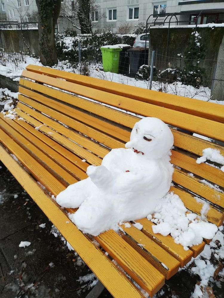 Schnee in Berlin führt zu vielen lustigen und kreativen Schneemännern: