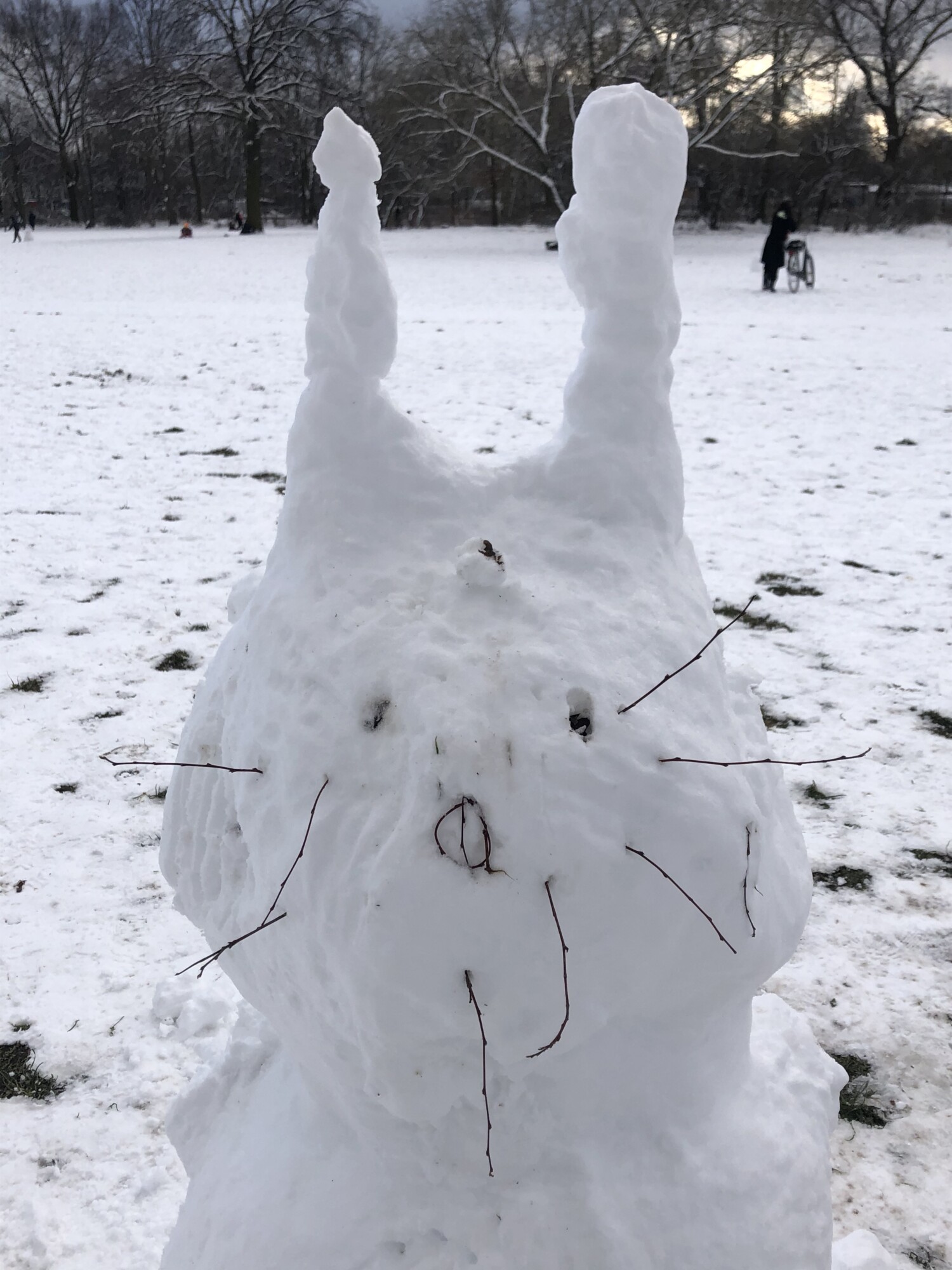 Schnee in Berlin führt zu vielen lustigen und kreativen Schneemännern: