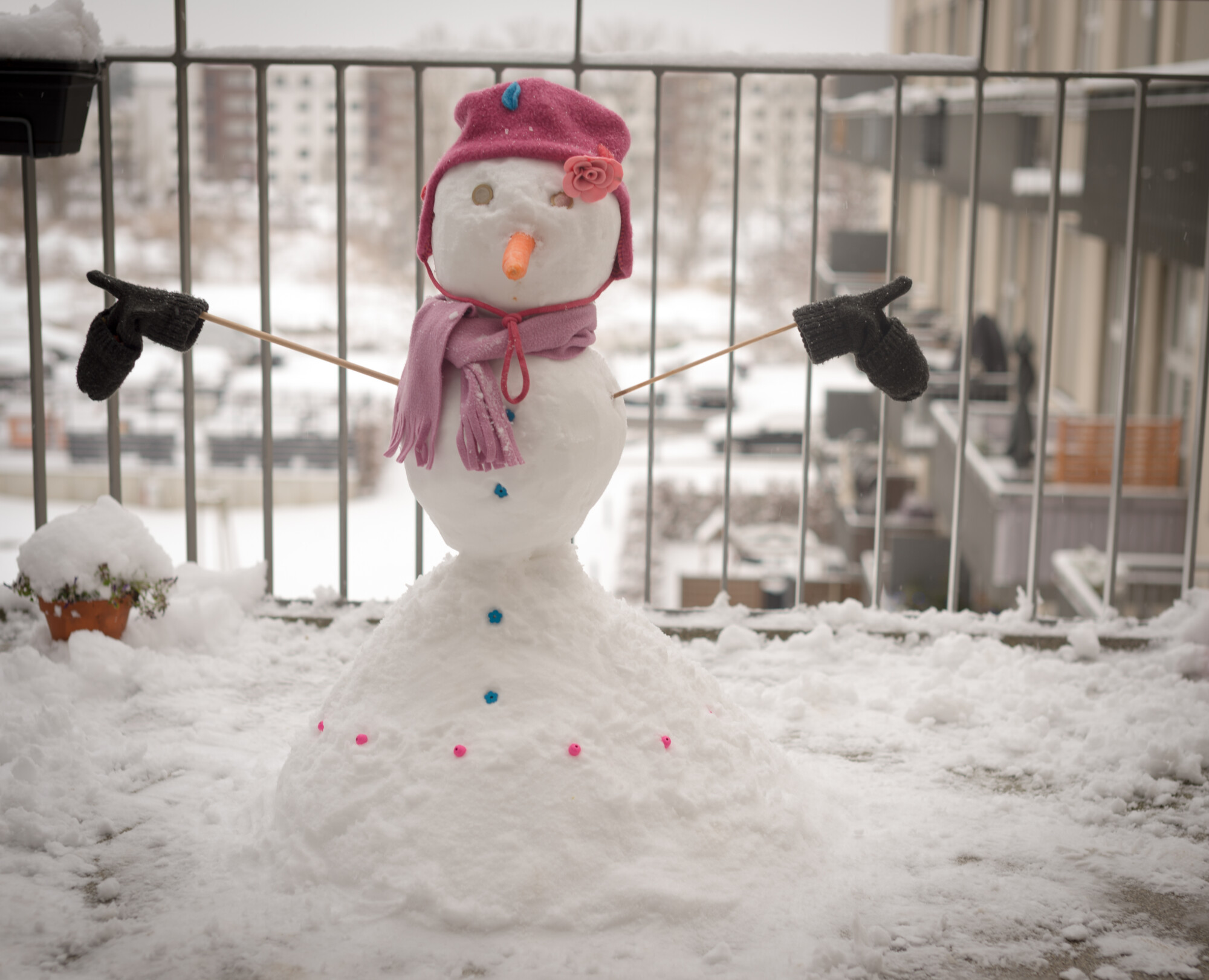 Schnee in Berlin führt zu vielen lustigen und kreativen Schneemännern: