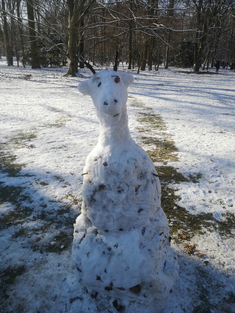 Schnee in Berlin und überall sprießen Schneemänner aus dem Boden: