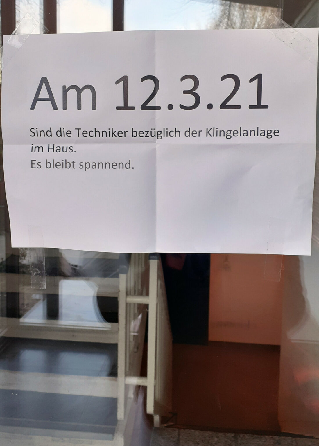 Pure Spannung - Klingelanlage defekt, aber die Techniker sind informiert: