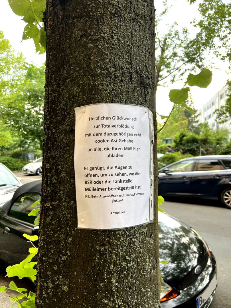 Zu dumm oder zu blind? - In Berlin gibt's überall Mülleimer: